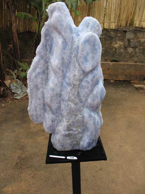 Blue Calcite Sculpture "Queen of Spades" 58,70 Kg